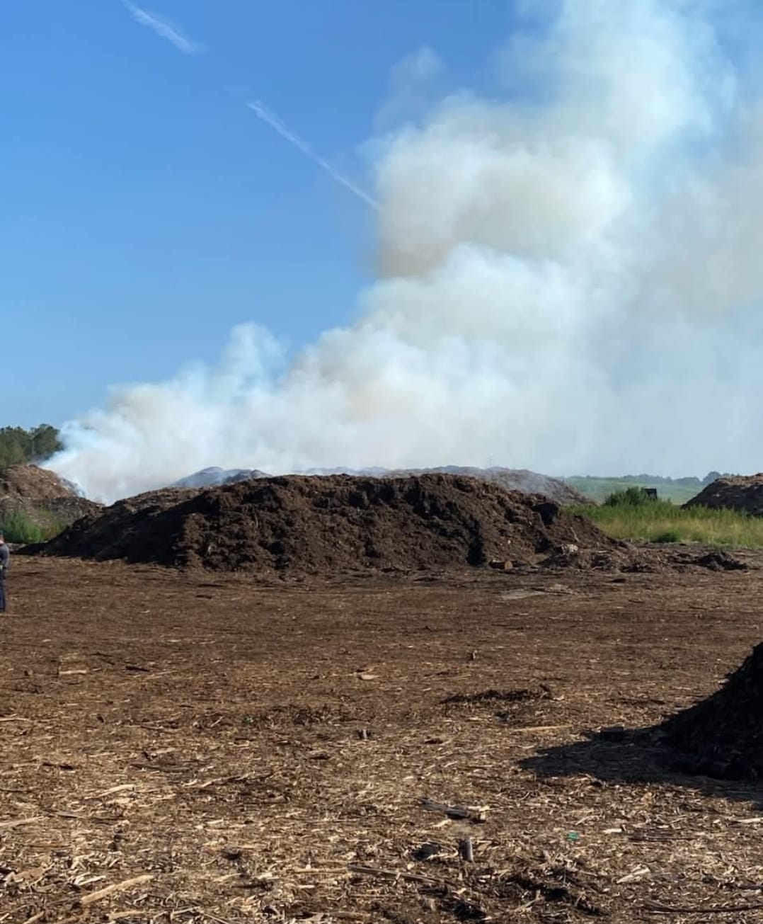 Mulch fire causing smoky conditions in Tavares - Inside Lake